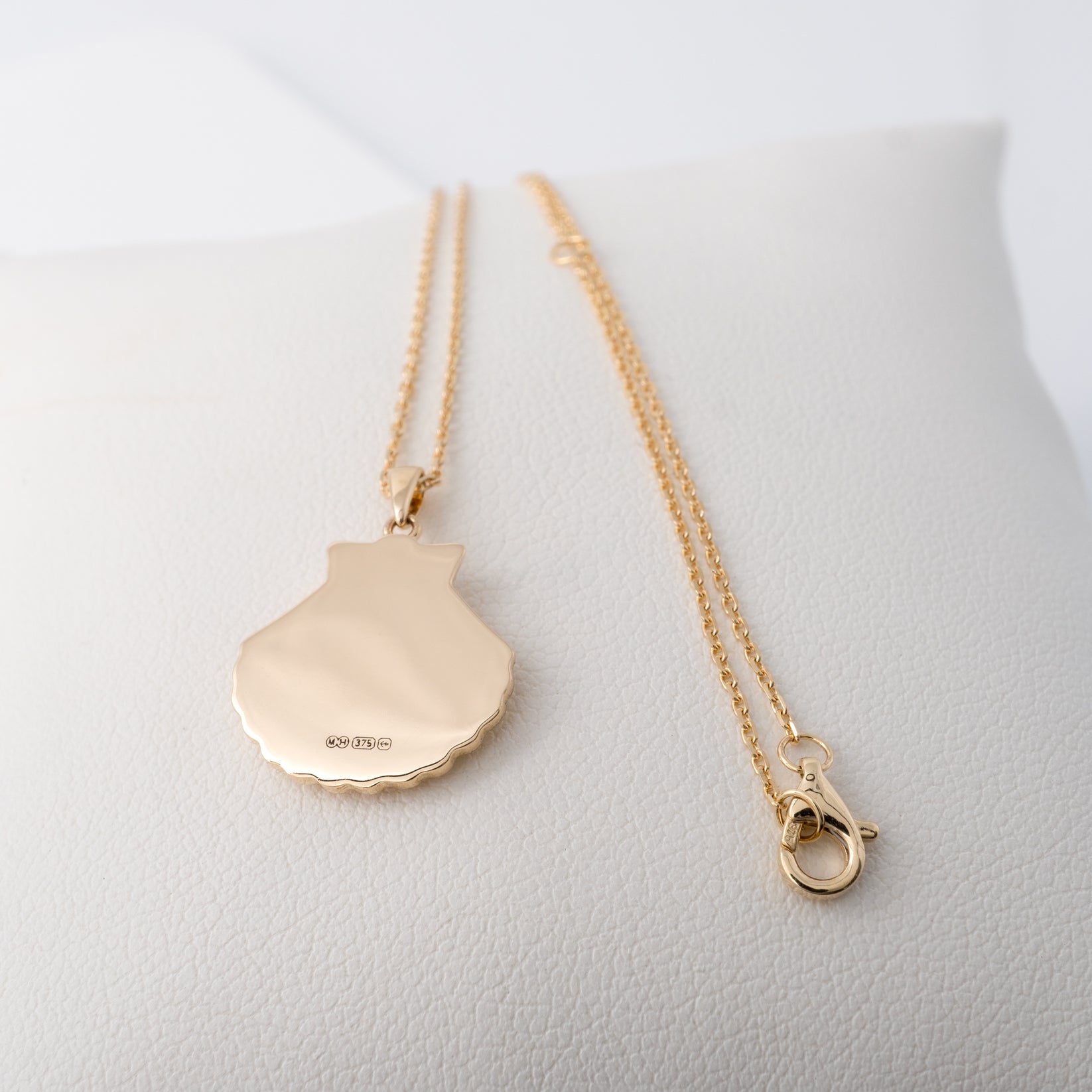 9ct Gold Scallop Shell Necklace in 375 Gold – Hallmarked