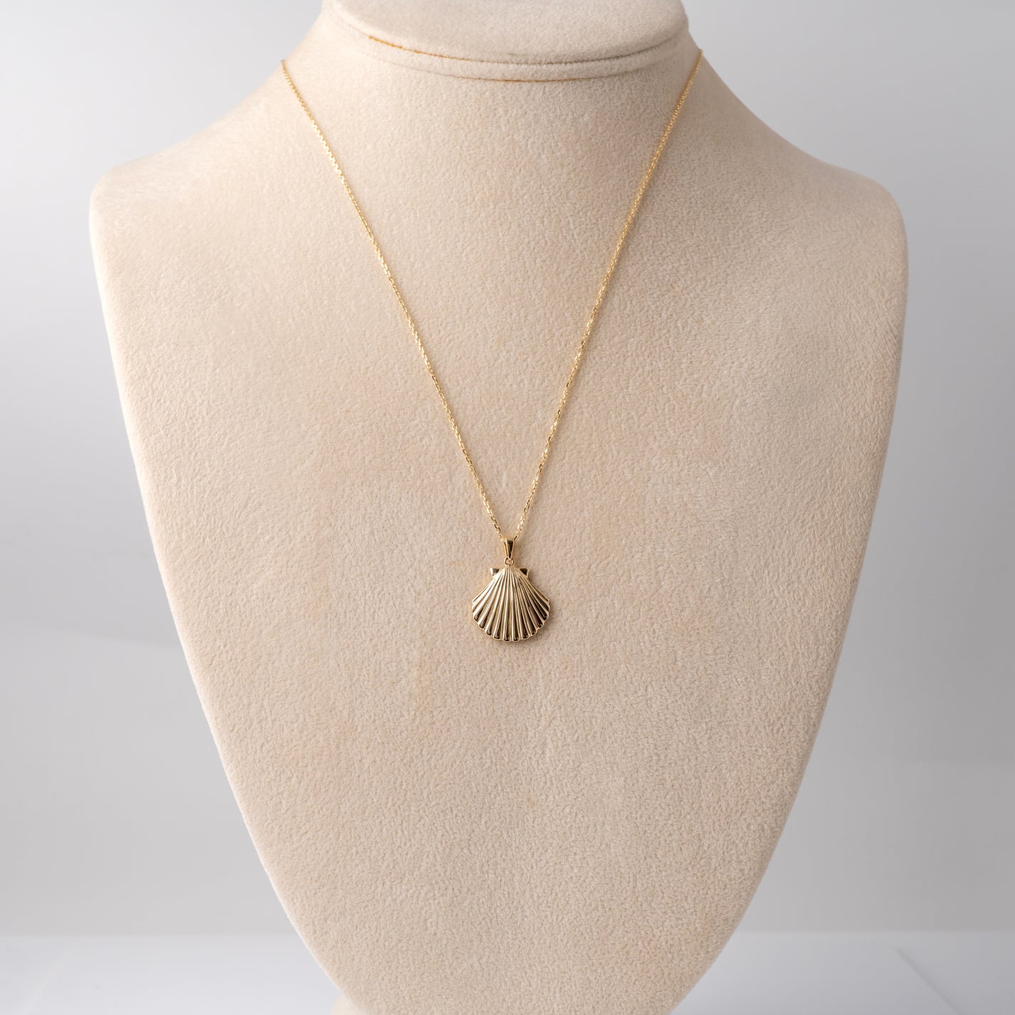 9ct Gold Scallop Shell Necklace in 375 Gold – Hallmarked