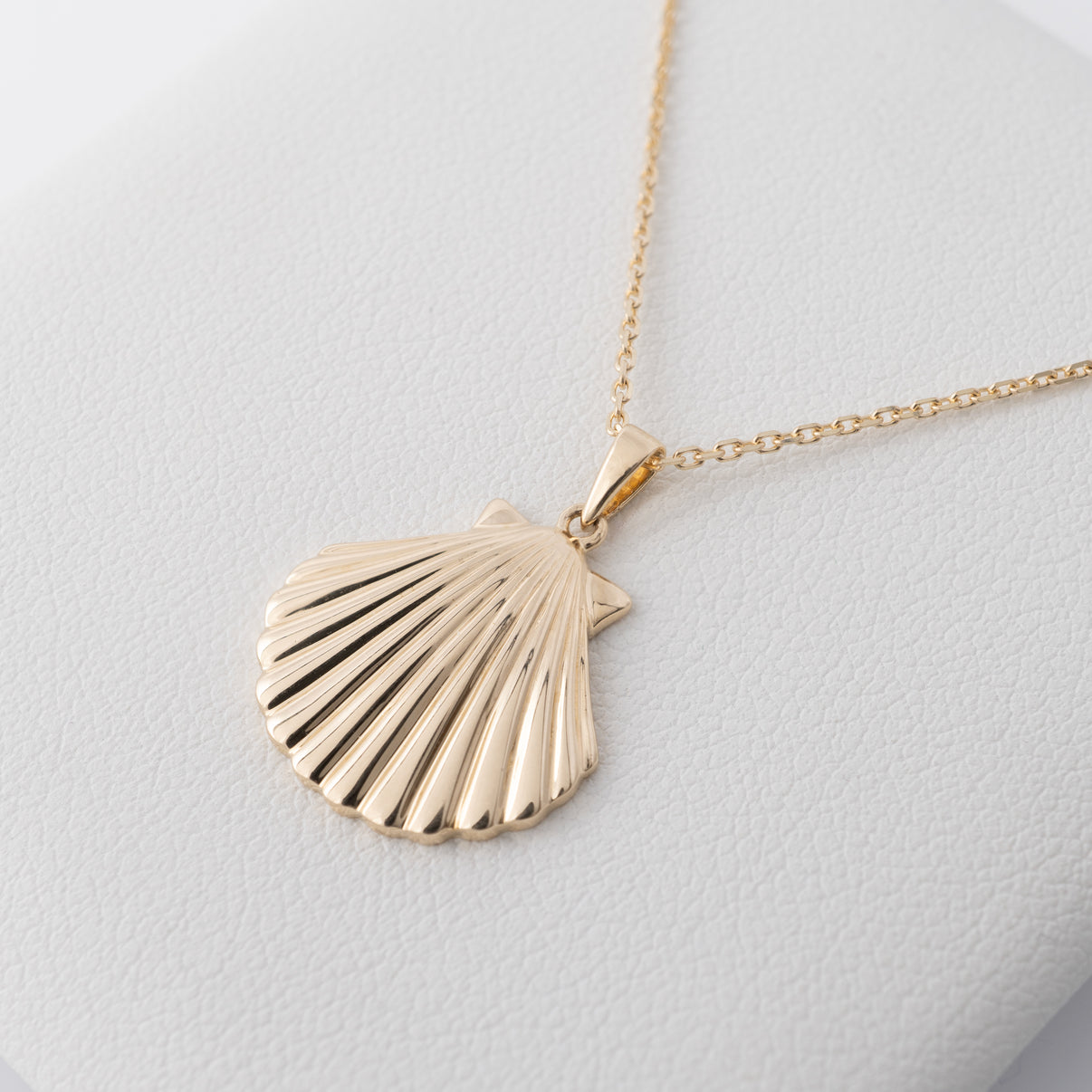 9ct Gold Scallop Shell Necklace in 375 Gold – Hallmarked