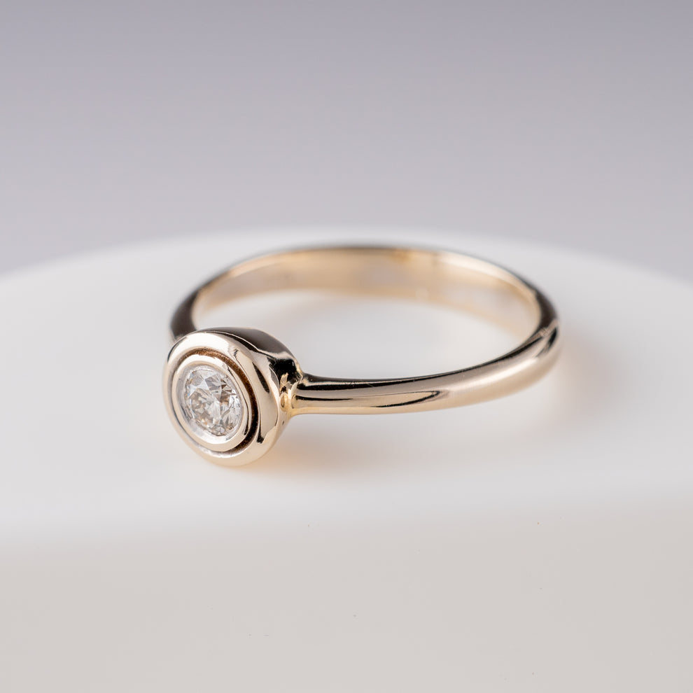 Vintage 18k Gold Diamond Bezel Ring Size N 1/2 | Hunters Fine Jewellery